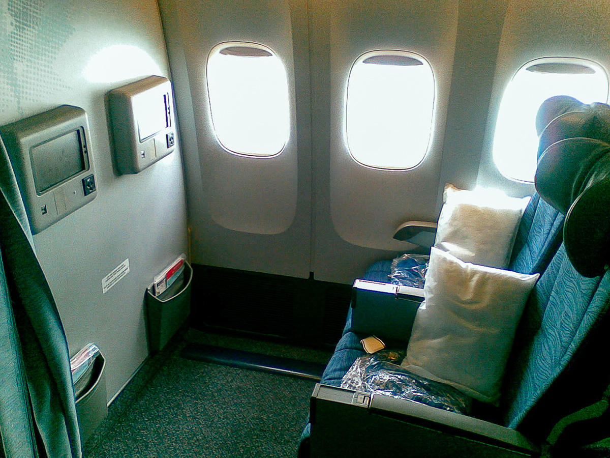 10 secret tips how to survive a long flight in economy like a pro!